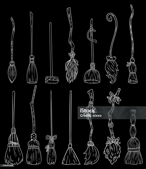 칠판에 귀여운 빗자루 낙서 세트 해피 할로윈 관련 아이콘의 컬렉션 마법 빗자루 만화 이미지 요소 마녀 또는 마법사 오래된 빗자루 가정 생활에 대한 스톡 벡터 아트 및 기타
