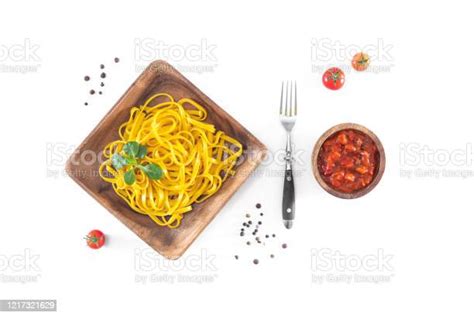 토마토 소스와 바질을 곁들인 파스타 맛있는 타글리아텔 이탈리안 맛있는 음식 스파게티에 대한 스톡 사진 및 기타 이미지 스파게티 위에 포크 Istock