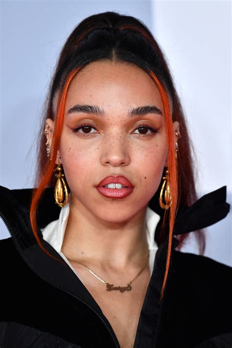 Fka Twigss Pole Dancing Workout Has To Be Seen To Be Believed British Vogue