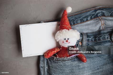 모스크바 러시아08 30 2018 메리 크리스마스와 행복 한 새 해 카드 눈사람 청바지 주머니에와 눈사람에 대한 스톡 사진 및 기타 이미지 Istock