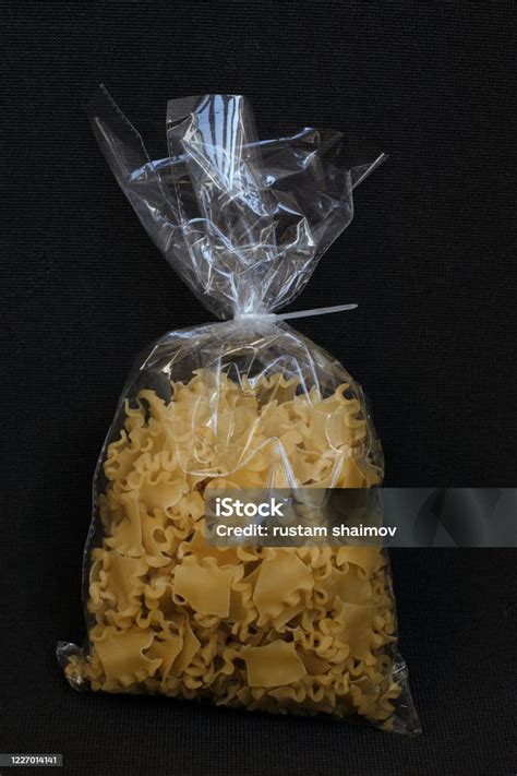 파스타 포장 템플릿 검은 색 배경에 격리 생 스파게티 이탈리안 파스타 미조리 마카로니 인 패키지 베르미첼리 파스타 제품 드라이