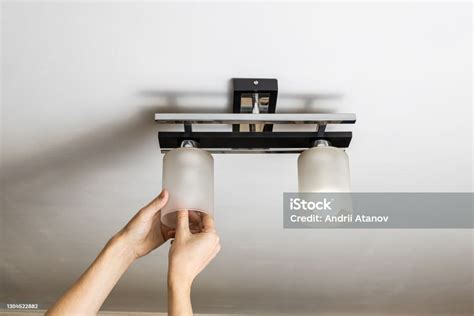 벽 램프에서 전구를 교체 핸디맨 보다 에너지 효율적인 개념을 위해 조명 장비를 교체합니다 전기 절약 개념 대체에 대한 스톡 사진 및 기타 이미지 Istock