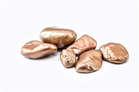 화이트 배경에 고립 된 토착 구리의 샘플 산업 용 광석 구리에 대한 스톡 사진 및 기타 이미지 구리 천연 귀금속 덩어리