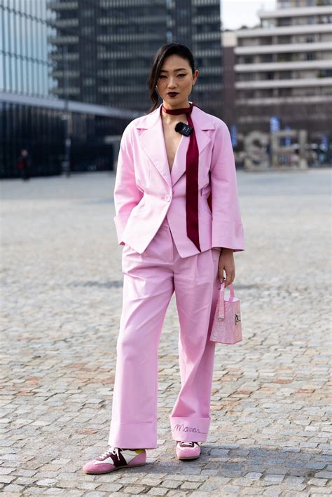 Широкі штани кросівки — стильне поєднання цього літа Читайте на Ukr Net