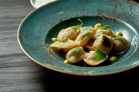 나무 배경에 파란색 접시에 흰색 소스와 고기로 채워진 중국 만두 가득 찬에 대한 스톡 사진 및 기타 이미지 가득 찬 건강한 생활방식 고기 Istock