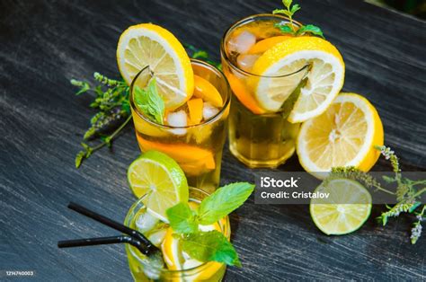 아이스 티 의 사진 레몬 슬라이스와 민트와 신선한 아이스 티 상쾌한 추운 여름 음료 공간을 복사합니다 0명에 대한 스톡 사진 및 기타 이미지 Istock