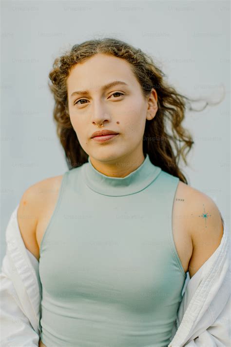 Una Mujer Con Un Tatuaje En El Brazo Foto Imagen De Moda En Unsplash