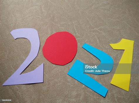 베이지 색 배경에 네 가지 색상으로 숫자 2021에서 잘라 종이 복사 공간을 가지고 있습니다 0명에 대한 스톡 사진 및 기타 이미지 Istock