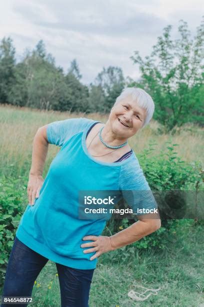 Kakek Dan Nenek Di Desa Foto Stok Unduh Gambar Sekarang Alam