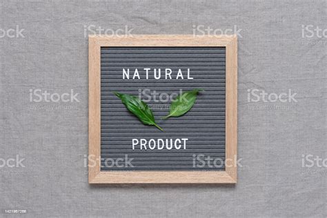 녹색 잎이있는 편지 보드에 천연 제품 비문 회색 섬유 린넨 배경 상단보기 평평한 누워 창의적인 레이아웃 0명에 대한 스톡 사진 및 기타 이미지 Istock