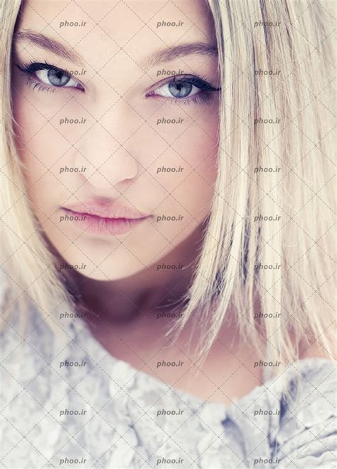 عکس پرتره دختر با چشم های طوسی و مو های بلوند از نمای نزدیک عکس با