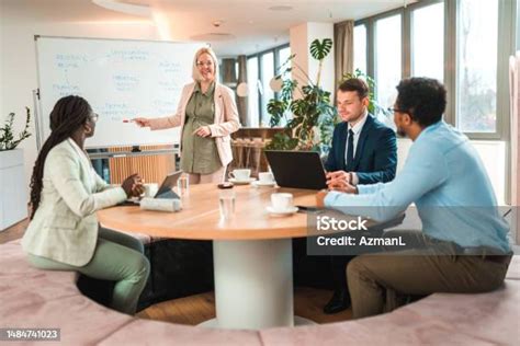 다인종 동료 팀이 사무실 회의에서 젊은 임신한 백인 여성 비즈니스 리더와 협력 20 24세에 대한 스톡 사진 및 기타 이미지 20 24세 25 29세 30 34세