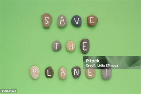 녹색 배경에 자갈에서 행성 문자를 저장합니다 생태학적 친환경적 폐기물 제로 자연 엽서 배너 제로 웨이스트에 대한 스톡 사진 및 기타 이미지 Istock