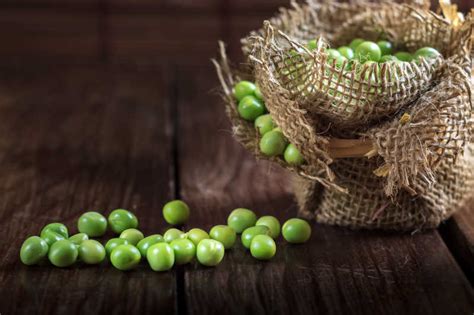 好几篓绿悠悠的大豌豆图片 放在桌面上的青豆素材 高清图片 摄影照片 寻图免费打包下载