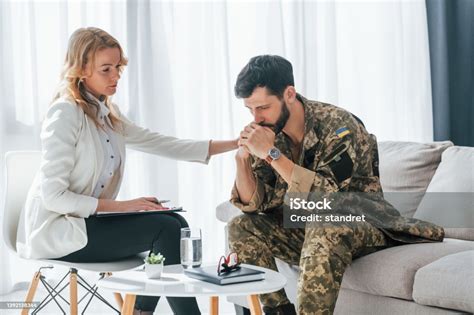 메모장으로 솔저는 실내에서 심리학자와 치료 세션을 갖습니다 25 29세에 대한 스톡 사진 및 기타 이미지 25 29세 2명 35 39세 Istock