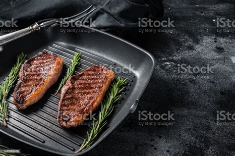구운 탑 등심 쇠고기 스테이크 또는 브라질 피칸하 그릴 팬에 구운 고기 검은 배경 상단 보기 공간 복사 검은색에 대한 스톡 사진 및 기타 이미지 Istock