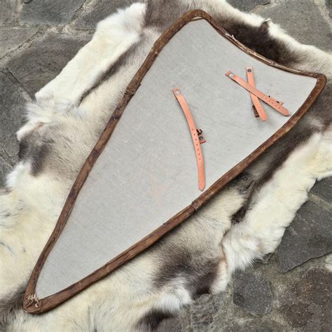 Mandle Norman Shield Linen Covered Wulflund