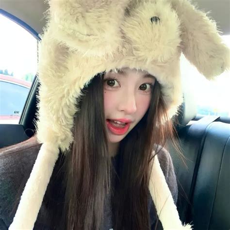戴着可爱兔子毛绒帽的女孩，模样甜美可爱 头像｜杂七杂八的好看头像表情包图片动图 求表情网斗图从此不求人