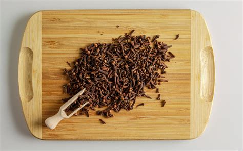 향신료 정향 음식을위한 향기로운 향신료 측정 숟가락이있는 나무 부엌 보드에 말린 정향 씨앗의 배경 0명에 대한 스톡 사진 및 기타 이미지 Istock