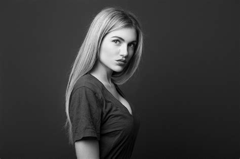 배경 화면 화이트 검은 여자들 단색화 초상화 간단한 배경 긴 머리 사진술 아름다움 어둠 헤어 스타일