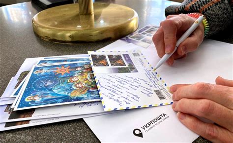 Укрпошта запустила продаж новорічної марки фоторепортаж з поштамту Вечірній Київ