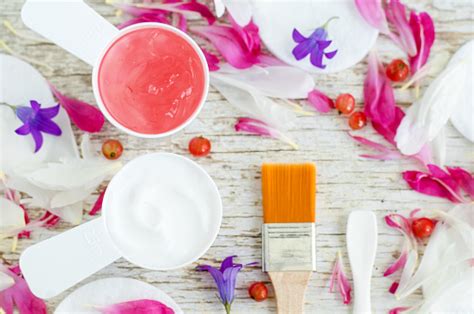 꽃과 열매 추출 물과 흰 얼굴 크림과 핑크 젤 마스크와 두 개의 작은 삽 스파 그리고 천연 스킨 케어 개념입니다 보기 상위 공간을 복사 합니다 0명에 대한 스톡 사진 및