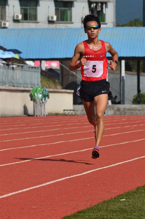 第49届田径运动会 【赛况】男子乙组5000米决赛：少年恣意，不畏路长！新生贾肇炜强势夺冠！