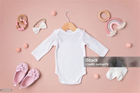 유기농 면으로 만든 흰색 유아용 바디수트와 친환경 아기 액세서리의 모형 브랜드 로고 광고에 대 한 Onesie 템플릿입니다 플랫 레이 탑 뷰 플랫 레이에 대한 스톡 사진 및