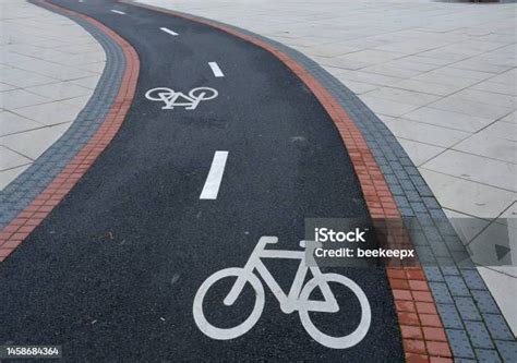 차선과 도로 사이에 섬이 나뉘어 보행자와 자전거 타는 사람들을위한 산책로 아스팔트에 페인트가 뿌려진 도로 표시 바퀴 화살표 및 삼각형 교통 표지판 픽토그램 럭셔리 스파 단일