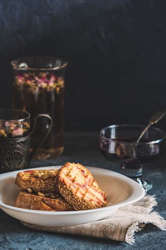 흰색 접시에 잣으로 장식 하는 스택에 참 깨 씨앗 수 제 케이크와 빵 토스트 0명에 대한 스톡 사진 및 기타 이미지 0명 개념 건강한 식생활 Istock