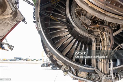 비행기가 공항에 주차 할 때 유지 보수 중에 가스 터빈 엔진이 닫힙니다 기계공과 기술자는 발전소의 유압 수리 및 점검 시스템을 수리합니다 0명에 대한 스톡 사진 및 기타