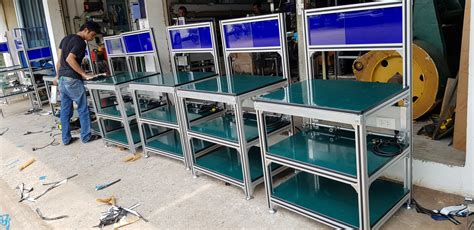 โต๊ะทำงาน ชั้นวาง ในโรงงาน