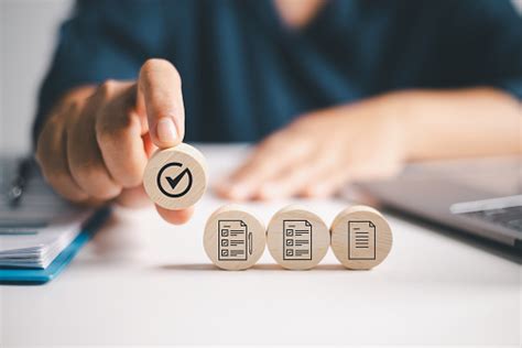 경영 관리 팀은 철저한 품질 점검 및 평가를 실시하여 보증과 만족의 표시로 승인을 확인했습니다 승인 확인 품질 비즈니스 관리 마크 보증 개념에 대한 스톡 사진 및 기타