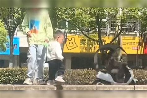 13岁自闭症女孩不敢下楼梯，紧张的来回踱步，弟弟的举动让人泪目 弟弟 举动 女孩