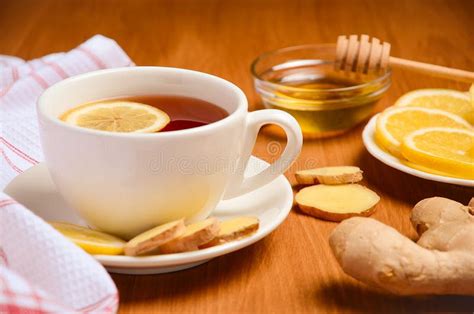 Черный чай с лимоном имбирем и медом на деревянном столе Стоковое Изображение изображение