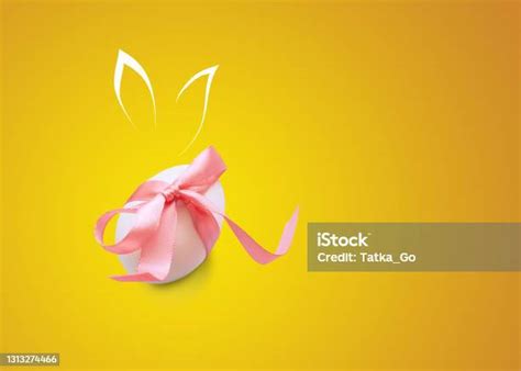 복사 공간이있는 노란색 배경에 그려진 토끼 토끼 귀와 분홍색 리본으로 한 부활절 흰 달걀을 고립시 해피 부활절 휴가 카드 0명에 대한 스톡 사진 및 기타 이미지 Istock