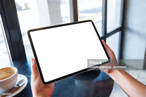 빈 흰색 데스크톱 화면으로 검은 색 태블릿 Pc를 들고있는 여성 검은색에 대한 스톡 사진 및 기타 이미지 검은색 공란 데스크탑 컴퓨터 Istock