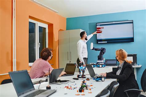 로봇 공학 실험실에서 함께 일하는 동료 그룹으로 로봇 공학 및 3d 프린팅의 복잡한 분야에 중점을 둡니다 연구 개발 엔지니어링 및 정밀 작업에 참여하면서 혁신에 대한 헌신을