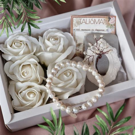 Впечатляваща Кутия с Рози и Гривна с Перли и Сребро Подарък за Жена A