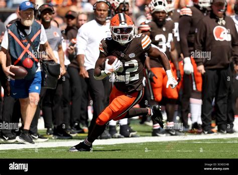 Cleveland Browns Running Back Dylan Sampson 22 Runs With The Ball