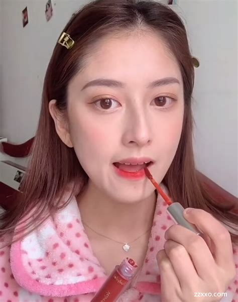 四川姑娘素颜化妆吐口红 美女 小姐姐 汉服 小哥哥们关注一下我 ZZXXO