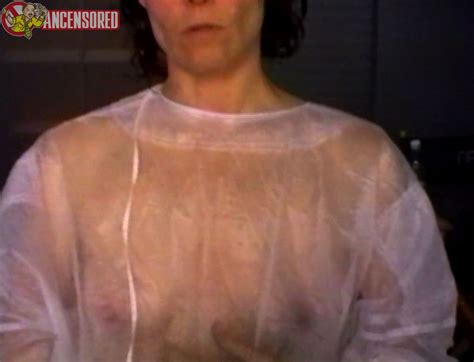 Голая Сигурни Уивер в Alien Resurrection