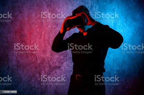 현대 스튜디오에서 가상 현실 고글을 입고 젊은 남자의 클로즈업 Vr 헤드셋을 사용하는 스마트폰 3차원 형태에 대한 스톡 사진 및 기타 이미지 Istock