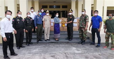 អភិបាលខេត្តកោះកុង ទទួលបានអំណោយរបស់សម្តេចតេជោ និងសម្តេចគិត្តិព្រឹទ្ធបណ្ឌិតនូវផ្លែមាន