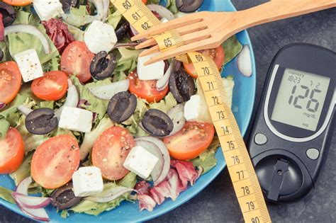 페타 치즈와 채소를 곁들인 글루코피터 테이프 측정 그리스 샐러드 설탕 수준 및 슬리밍 확인 건강관리와 의술에 대한 스톡 사진 및 기타 이미지 Istock