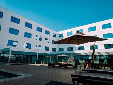 가구 건축 경치 공공 장소 공동 구역 기하학 노란 우산 노천 뉴 포트 비치 도시 디자인 도시 후퇴 라운지 의자 리조트 맑은 날 보도 부동산