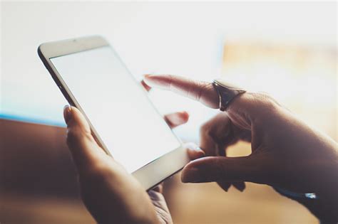 밤 대기 시에 화면 스마트폰에 손가락을만 지는 여자 여성 손 문자 메시지 휴대 전화입니다 배경 흐리게에 근접 촬영 플레어 Bokeh 효과 가리키기에 대한 스톡 사진 및 기타