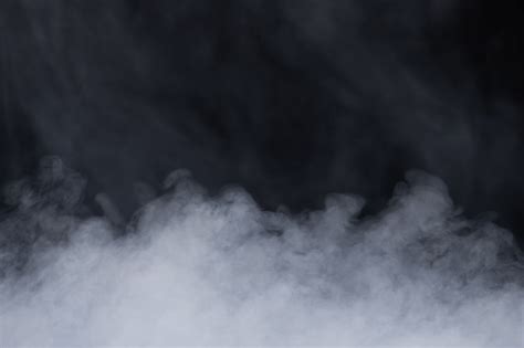 검은 배경에 흰 연기와 안개가 짙은 푹신한 퍼프 추상적인 연기 구름 초점이 흐려진 움직임 공기 중에 펄럭이는 기계 드라이 아이스