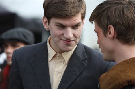 Желтый персонаж — сериал Слово пацана актер фото характеристика внешность образ Андрей