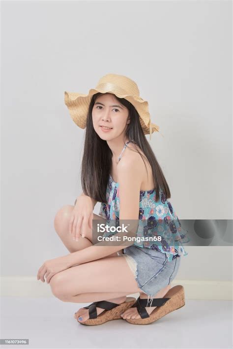 흰색 배경에 여름에 모자를 쓰고 웃는 매력적인 여성의 초상화 30 34세에 대한 스톡 사진 및 기타 이미지 30 34세 관능 귀여운 Istock